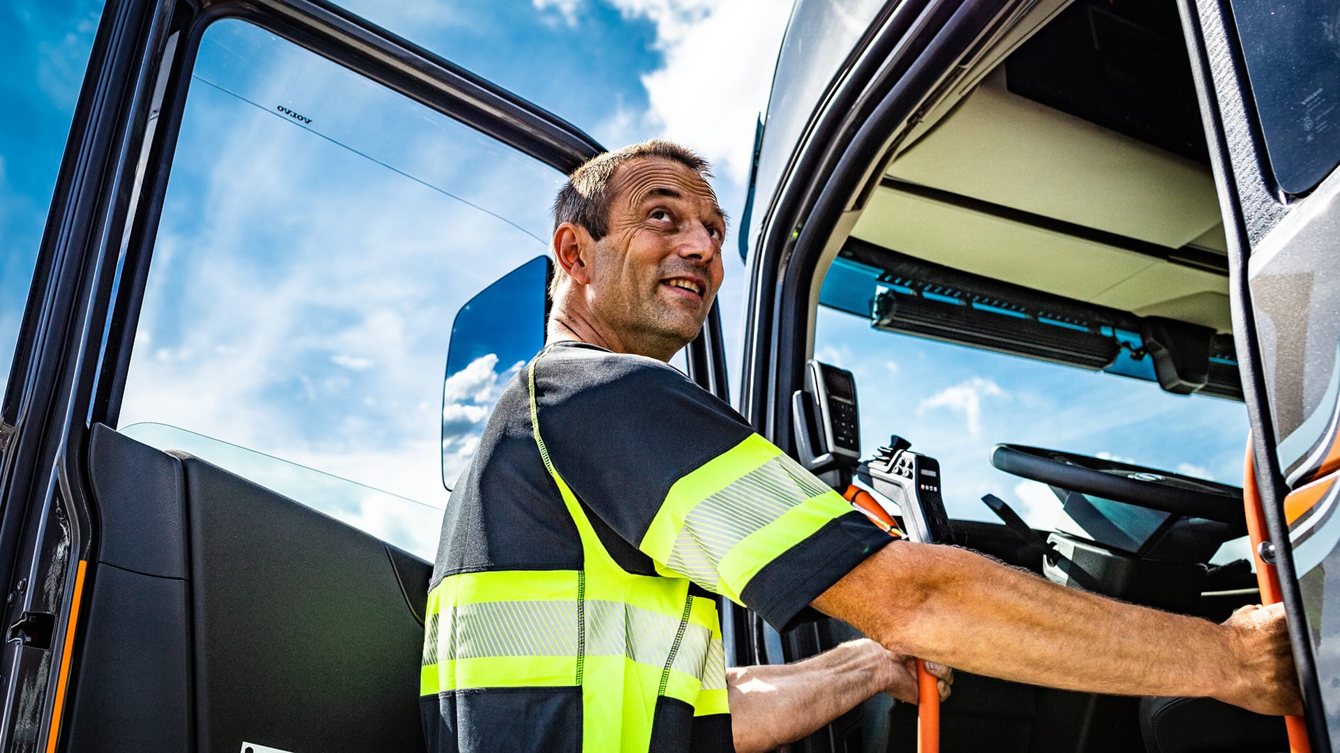 MULTILIFT hooklifts/skiploaders | Our Brands | Hiab